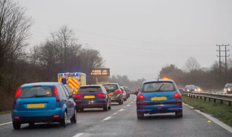 M4 Closure: Boxing Day crash involving two cars leaves one westbound lane closed - London Defender